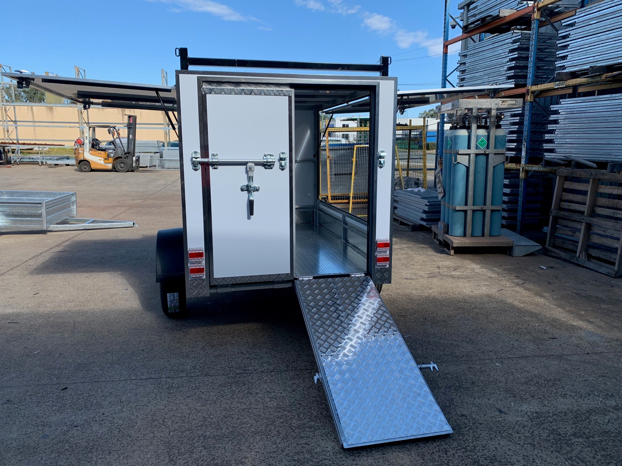 Tradesman's Trailers |Trailers 2000